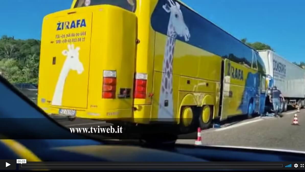 Incidente in autostrada: coinvolto autobus e due tir, traffico in tilt ...