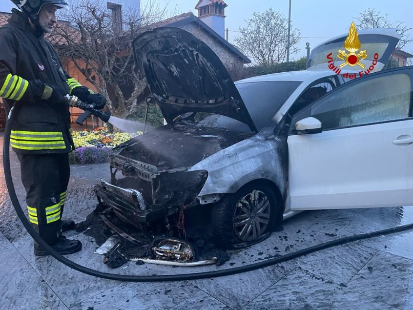 ISOLA VICENTINA - Auto prende fuoco, intervengono i pompieri | TViWeb