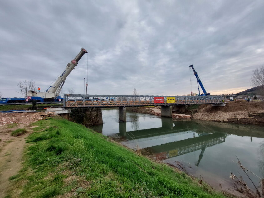LONGARE - Posata la passerella ciclopedonale di Secula | TViWeb