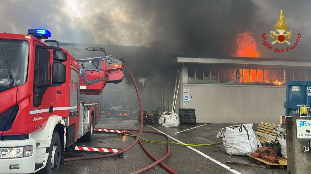 Veneto - Devastante incendio in un'azienda: vigili del fuoco sul posto (video) | TViWeb